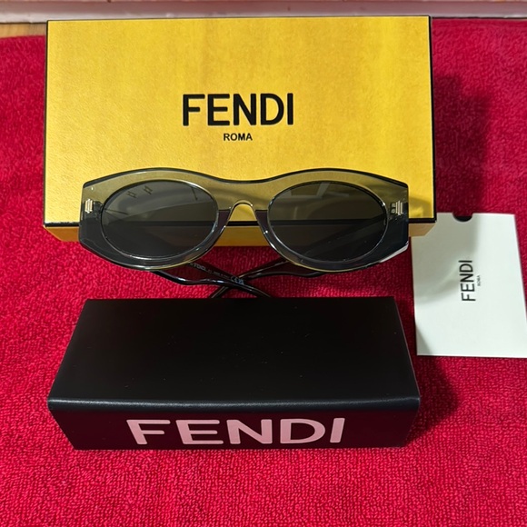 Fendi | Accessories | Nwb Fendi Roma Bold Oval Sunglasses Fe 4251 95n ...